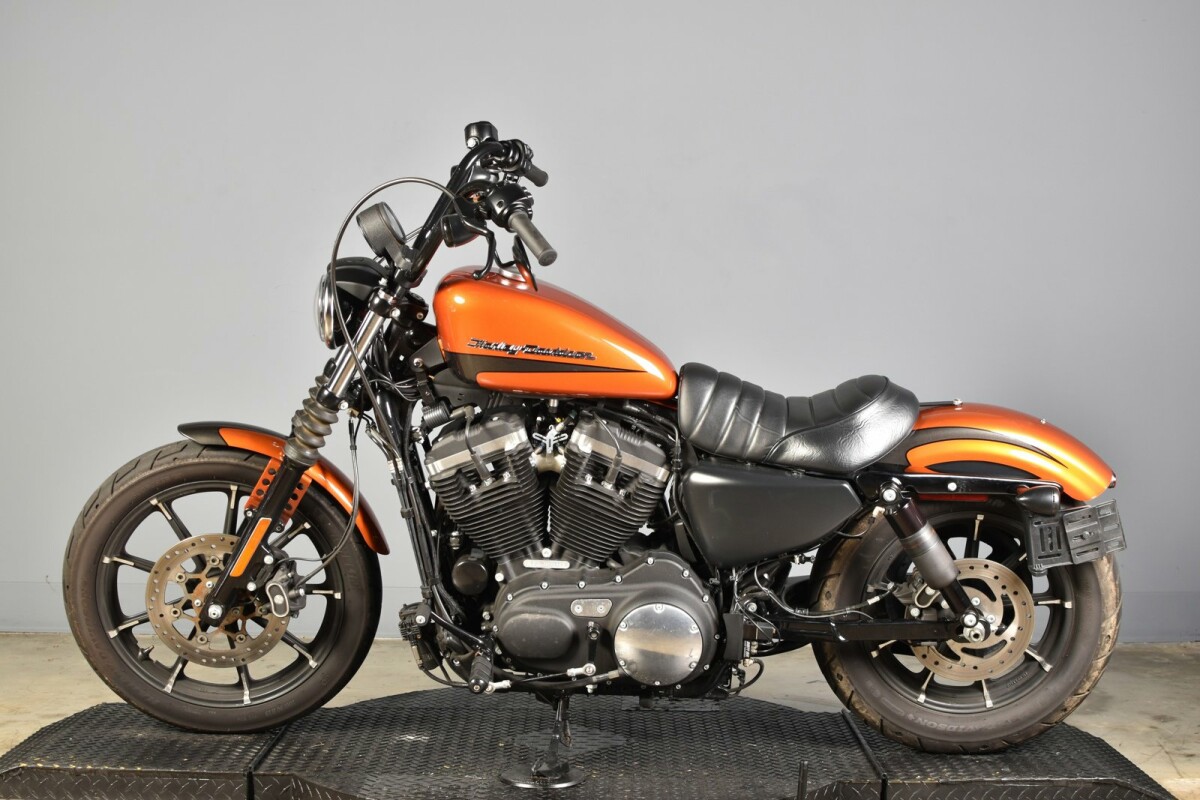 Harley Davidson 883 Iron Orange