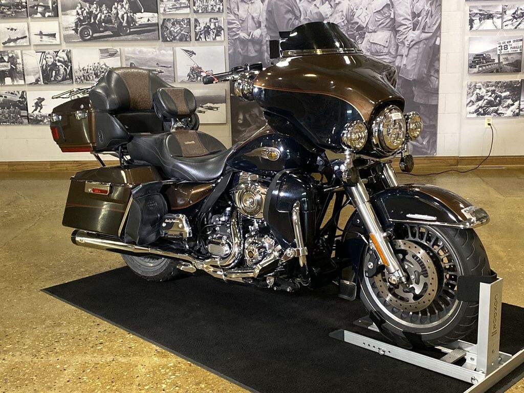 Electra Glide® Ultra Limited Anniversary Edition | Milwaukee Harley-Davidson®
